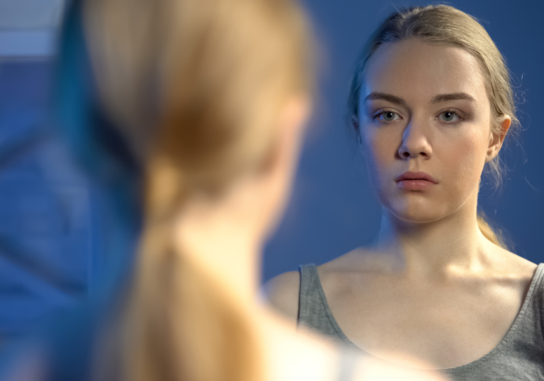 15 Must-Know Signs of an Insecure Woman