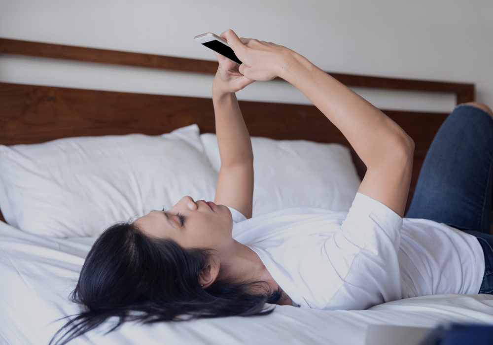 127 Ways to Start a Conversation on Tinder and Not Be Weird